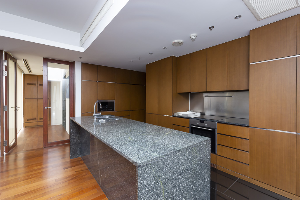 Century 21 Thailand Property - Luxury unit , only 80 metres away from ...