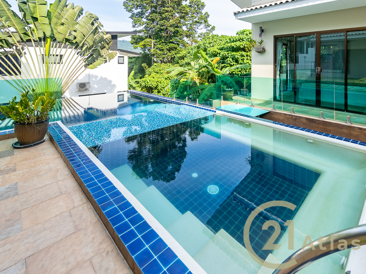 4 bedrooms U-shaped pool villa